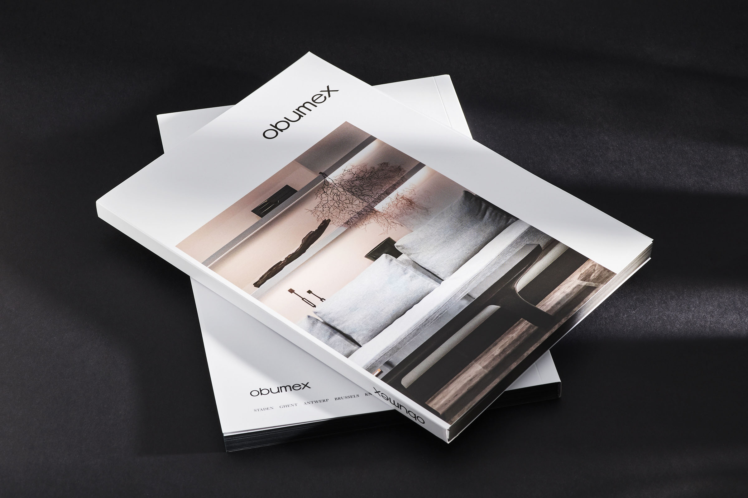 Obumex lookbook met Zwitserse binding en zwart op snee